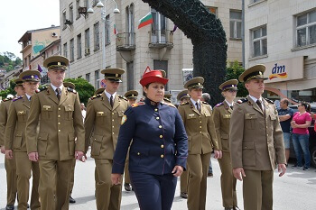 Лейтенант Мадлен Пенева е първенецът на 144-ти випуск „Полковник Борис ...